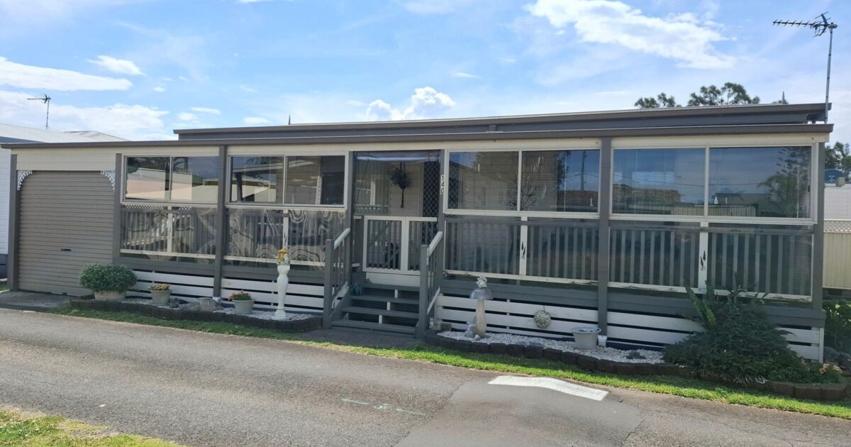 Jettys by the Lake - Site 140 | Hampshire Villages